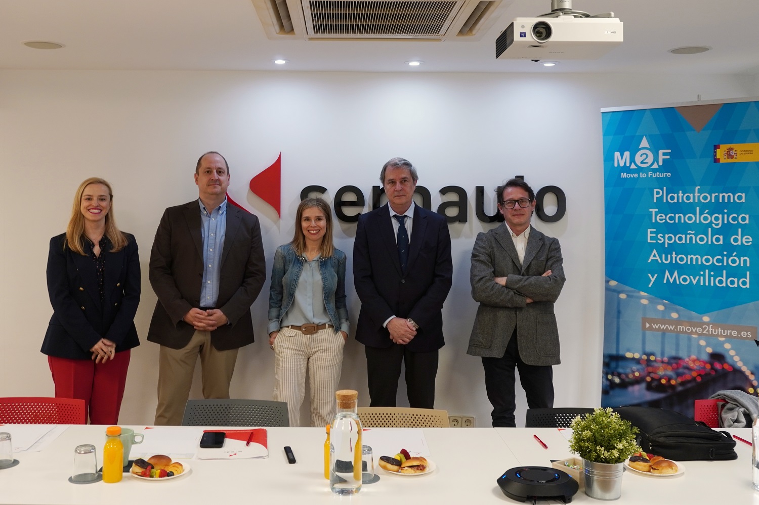 Habitaculo del vehiculo Made in Spain: seguro, conectado, confortable y ...